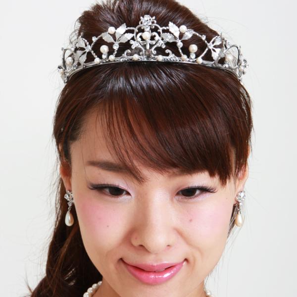 商品番号:FBOTI24【　ティアラ　レンタル　】■ 品質：ベース/シルバー   形状/コーム　シルバー＆パール■ サイズ（約）：幅　16cm　高さ　4cm※商品の色につきましては、お客様のご覧になられますパソコン機器及びモニタなどの違いに...