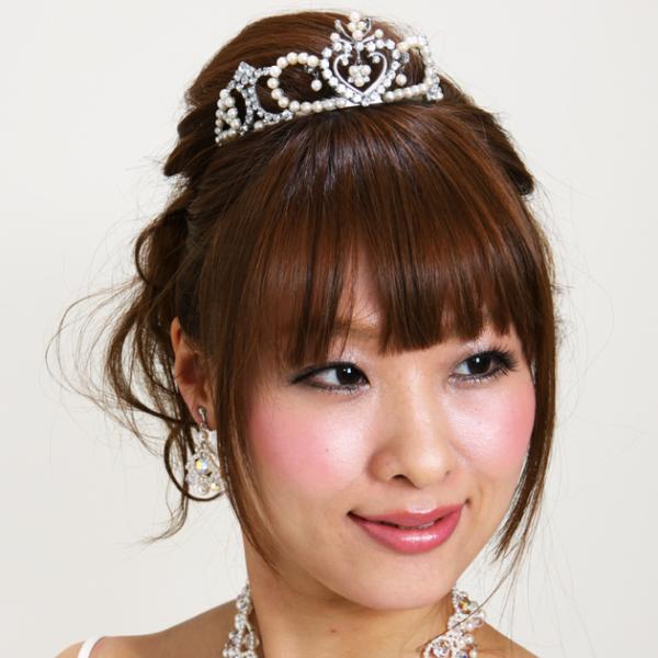 商品番号:FBOTI25【　ティアラ　レンタル　】■ 品質：オフパール＆シルバー　形状/コーム■ サイズ（約）：幅10．5cm　高さ4cm※商品の色につきましては、お客様のご覧になられますパソコン機器及びモニタなどの違いにより実際の商品素材...