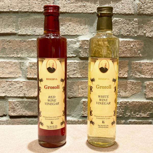 ワインを木樽でゆっくりと酢酸発酵させる伝統的な製法を用い、発酵後も木樽でじっくりと熟成させたリゼルヴァタイプのワインヴィネガーです。透明感と輝きのある色合い、豊かな香りとまろやかな味わいが料理を引き立てます。お好みや料理に合わせて、白・赤の...