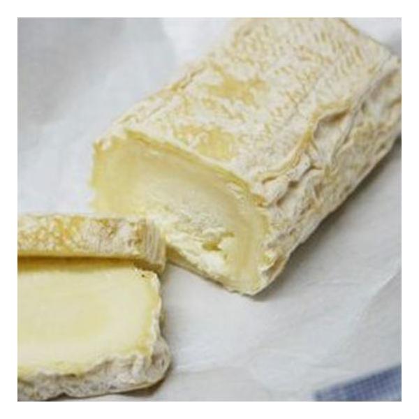 山羊(やぎ)の乳から作られる「シェーブル」タイプのチーズです。特有のクセと風味を持ち、チーズ通の間で根強い人気を保ちつづけています。ロンダンシェーブルは中はしっとりとしていて、優しいミルクの味わいと外皮からくるピリッとした風味が特徴です。ワ...