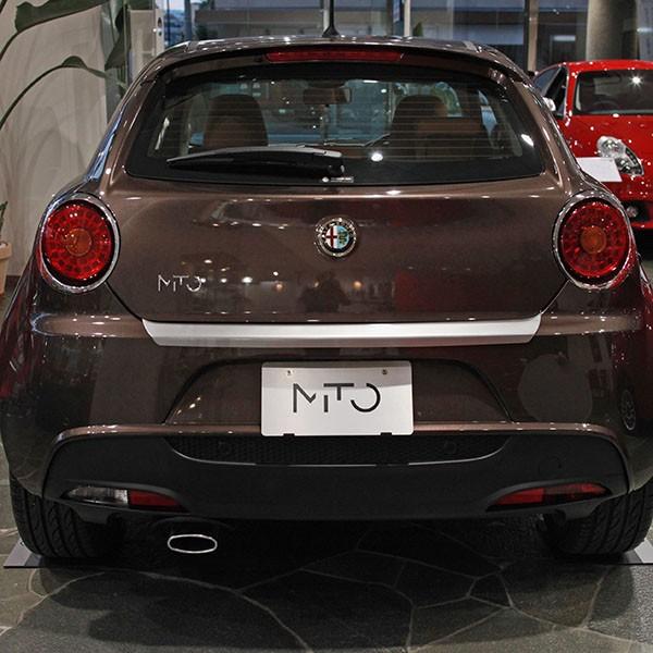 MiTo 2008年以降の全モデルに適合します。硬質樹脂製のこちら、リアバンパープロテクターです。ラゲッジルームへの荷物の出し入れ時、気をつけてはいてもバンパー上部に擦り傷等つけてしまうことってありがちですよね。それをバッチリ防いでくれます...