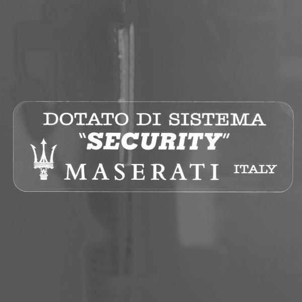 80mm(幅)×26mm(縦)※1枚です。2枚セットではありません。セキュリティステッカー、イタリア語版です。「DOTATO DI SISTEMA SECURITY」とは「セキュリティシステム装備」を意味しています。こちらのタイプはクリアベ...