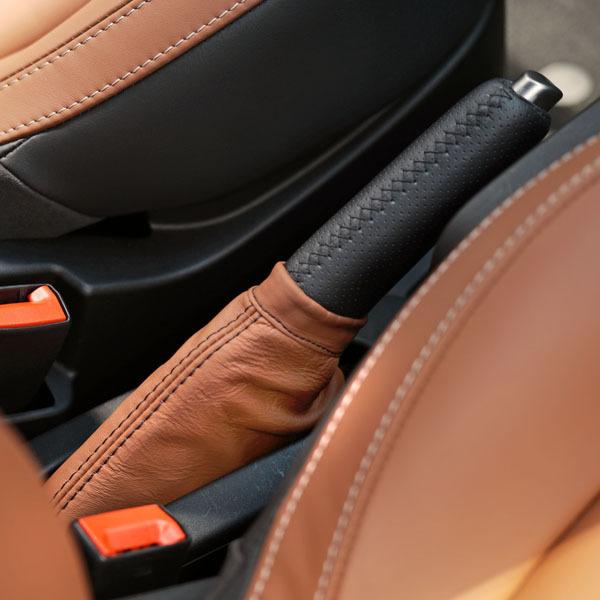 TORINO BLACK社製※FIAT 500 / ABARTH 500 595 全マニュアル車 (左右ハンドル共通)にお使いいただけます。※グリップ側の入り口が狭いため、縫製後に糸を抜いて調整されています。そのため縫い目跡がありますが、ほ...