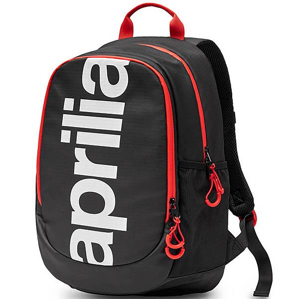 約300mm(幅)×約440mm(縦)×約15mm(マチ)ブラックベースのフロントには大きくapriliaのロゴがプリント、ファスナー部分のレッドがアクセントとなっておりスポーティーな仕上がりとなっています。ダブル外部ポケット、サイドメッシ...