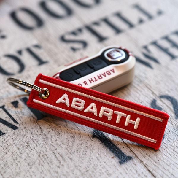 24mm(幅)×90mm (リング含む110mm)おなじみのABARTHストライプがモチーフのファブリック(布素材)キーリングです。レッドベースにホワイトのロゴが鮮烈な印象でABARTHらしさをアピール。布素材で柔らかくとても軽量な仕上がり...