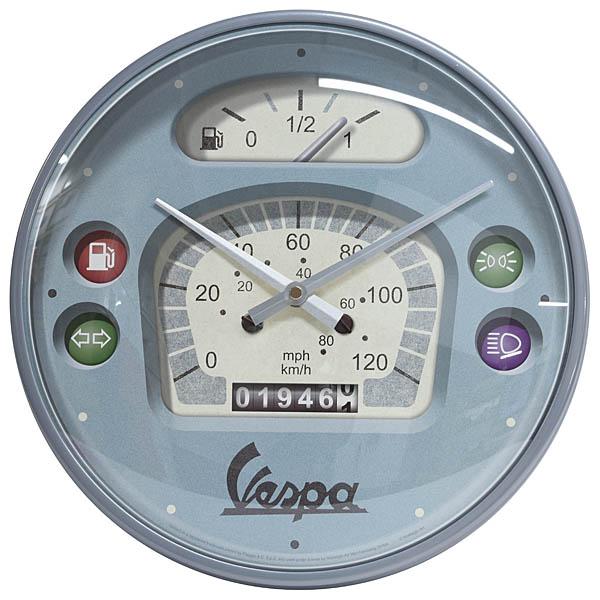 310mm(直径)×約50mm(厚み)クォーツムーブメント※単3乾電池1本が必要となります。(付属しておりません) Vespaの魅力をギュっと凝縮したオフィシャルアイテム、クラシカルな魅力あふれるウォールクロックです。Vespaのメーター部...