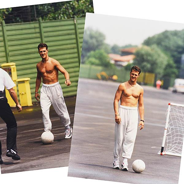 202mm(幅)×299mm(縦)タイプAとBがございます。F1におけるチャンピオン獲得回数、優勝回数、ファステストラップやポールポジション回数――といった数々の記録を打ち立て彼はF1の世界から去って行きました。1969年1月3日生まれ、わ...