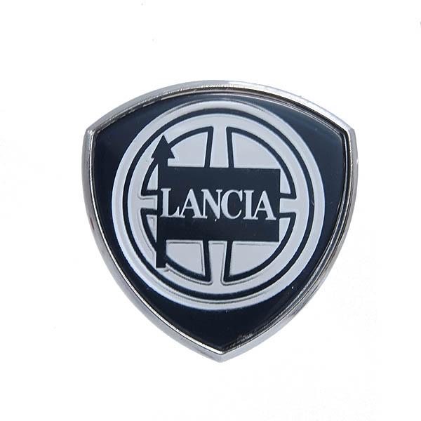 31mm(幅)×31mm(縦)裏面両面テープタイプ年々少なくなるLANCIAエンブレムの中でも、特に貴重なこの年代のエンブレム。こちらはKappa Coupe, Lybra &amp; Y10用のBピラーエンブレムですが、入手困難なDelt...