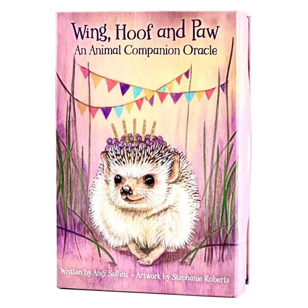 「ウィング・フーフ＆ポウ・アニマル・コンパニオン・オラクル」は、心に残る動物たちとの出会いを通じて、幼き頃の無邪気だったあなたと繋がり、魂の旅をより豊かで魔法に満ちたものにするためのオラクルカードです。このオラクルカードには、44枚の紫の箔...