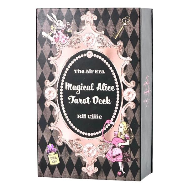 不思議の国と鏡の国の原作イラストレーションがゴージャスで可愛くデザインされてタロットになりました！ベーシックなライダーウェイト版としてや絵柄に組み込まれた各カードに対応する「惑星」や「星座」、それらを活性または保護する「クリスタル」や「ハー...