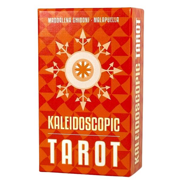 『カレイドスコーピック・タロット』は、万華鏡をのぞき込んだときのような、色鮮やかで不思議な視覚体験のタロットカードです。ゆっくりと円筒を回すように、一枚一枚のカードをめくるたび、幾何学模様と光の断片が織りなす神秘的なビジョンが広がります。ラ...