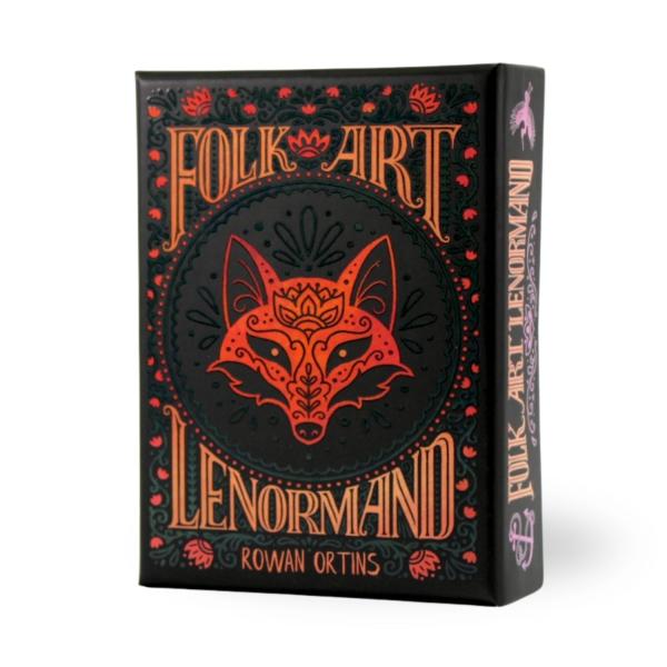 『フォークアート・ルノルマン Folk Art Lenormand』は、世界各地の多様な文化からインスピレーションを得た、緻密で鮮やかなフォークアート（民間伝承芸術）スタイルのルノルマンカードです。マットなブラックの背景に、スポットグロス（...