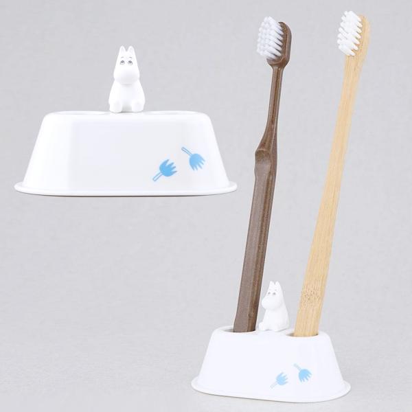 ●ムーミンのフィギュアがちょこんと乗った、歯ブラシを2本立てられる「歯ブラシスタンドW(ダブル)」が登場！●人気の歯ブラシスタンドシリーズに、家族やカップルで使いやすいWタイプが仲間入り。●洗面所に置けば、毎日の歯みがきタイムがもっと楽しく...