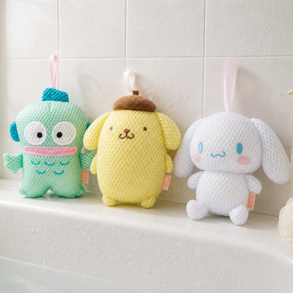 ●ハンギョドン×1、ポムポムプリン×1、シナモロール×1、の3種セットです。●メッシュ素材で泡立ち抜群！●ボディスポンジとしてもご使用できるお風呂で遊べるぬいぐるみです。●錆びないプラ製の鈴が入っているので、身体を洗う度に軽やかな鈴音が鳴り...