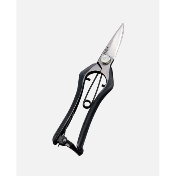 丈夫で切れ味のよい鍛造仕上げの芽切鋏です。細身の剪定型の刃のため、刃元で少し太い茎や小枝を切ることができます。果樹の芽切、摘果、野菜の収穫に向いています。