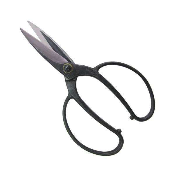 鍛冶職人が１丁づつ丹念に手造りしています。手になじむ逸品です。人気のガーデニング・農園等で小枝切りや芽摘作業にご使用いただけます。鋼に安来鋼青紙使用しています。刃物の切れ味を鋭く探求した商品です。