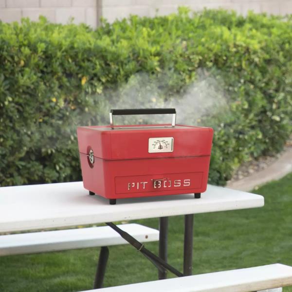 Pit Bossのポータブルチャコールグリルを持ってお出かけをしましょう！小さくて持ち運びしやすいにも関わらず、バーベキューやスモークを楽しんだりオーブンの様にも使用できます。質の高い広葉樹の炭を使うとより一層伝統的なバーベキューをお楽しみ...