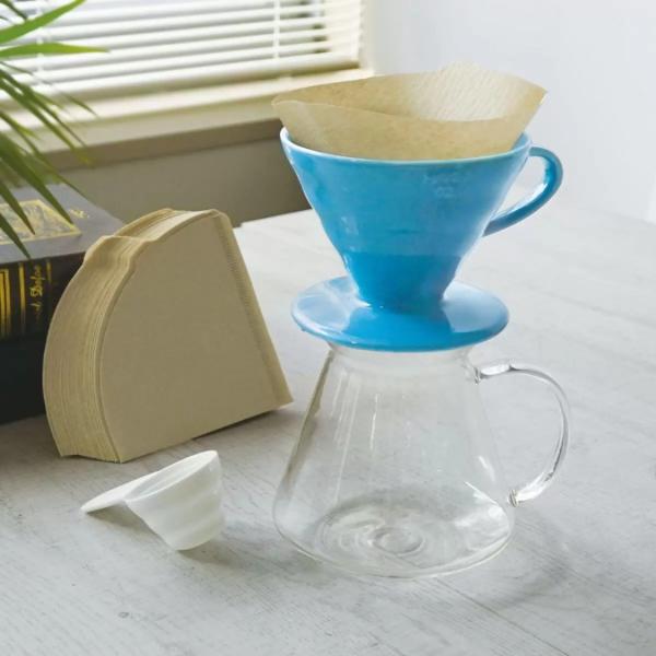 セラミックドリッパー、耐熱ガラスサーバー、計量スプーン、ペーパー100枚のセット美味しい形は円錐形、Ｖ６０型ドリッパーを採用。豆全体の風味や味をしっかり抽出出来ます耐熱ガラス製なので、ＨＯＴにもＩＣＥにもご使用いただけます１〜4杯用。実用容...