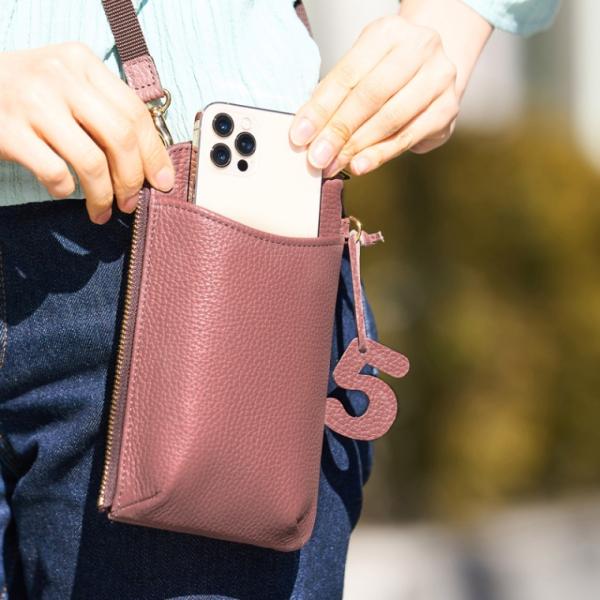 商品発送元：5two3 STAGEバッグ・靴・小物チャーム付きスマホショルダー　ポシェットお財布機能と鍵ポケットがついているので、これひとつでお出かけできます！本体の前の立体ポケットはオープンタイプ。スマートフォンの厚さに合わせた計算された...