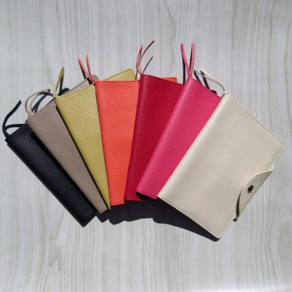 商品発送元：5two3 STAGEバッグ・靴・小物通院時に必要な診察券、健康保険証、お薬手帳などをこの1冊におしゃれに収納！予約票や処方箋など、ポケットに収納できるから健康保険証などと一緒にパッパッと提出できます。A6サイズが収納できるので...