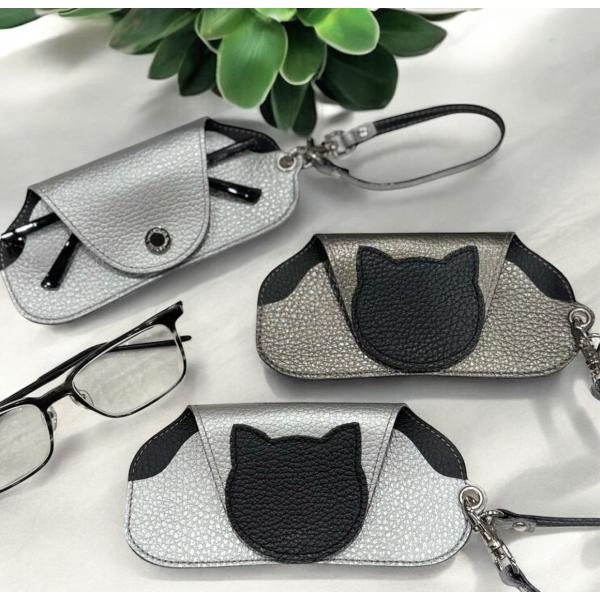 商品発送元：5two3 STAGEバッグ・靴・小物「猫顔のシルエットをつけたメガネケース」が登場！シンプルでいて遊び心溢れるデザインのこのメガネケースは、軽量で日常使いにぴったりです。脱着可能なストラップ付きだから、バッグの持ち手に付けると...