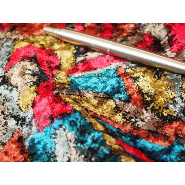 商品発送元：輸入生地ドットコムオートクチュール店様用参考表示価格　\98,000おもちゃ・ホビー・ゲーム、手芸・クラフト、生地・布厚手のベルベットをベースに、イメージ豊かな色がリアルな花柄によくマッチ。活き活きとした女性を彷彿させるようにオ...