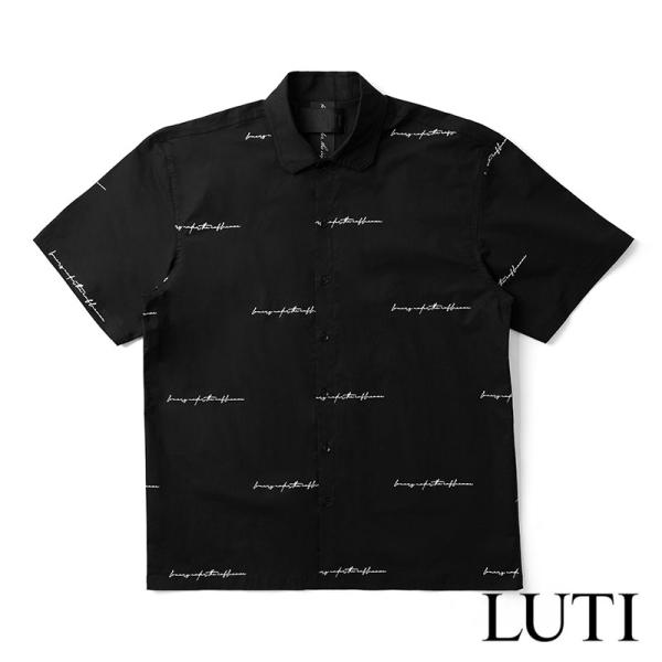 商品発送元：After Note （アフターノート）大阪 新世界ファッション・ブランド、カジュアル、メンズカジュアルウェア、シャツ、半袖プレミアムなコットンブレンド素材に、特徴的な角度のついた襟があり、黒いメタルのセンターフロントボタンが付...