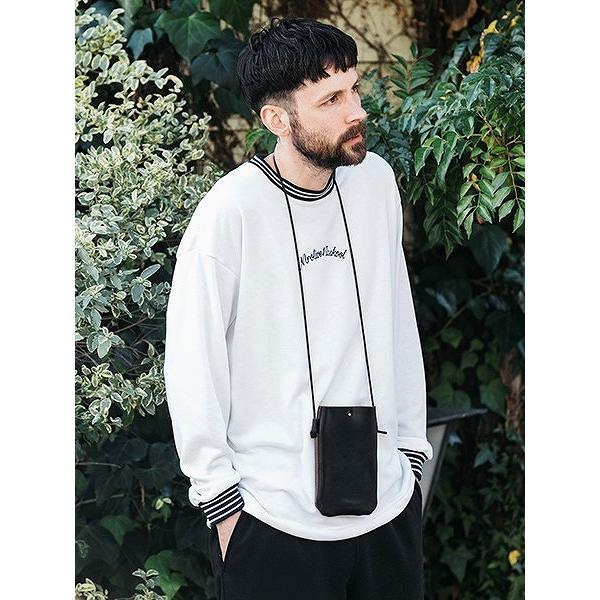 商品発送元：AMATERAファッション・ブランド、メンズ・紳士服一枚仕立ての極小サイズのサコッシュ。ショートウォレットと携帯が入るサイズ。オイルドレザーの衣類への移染を軽減するため、裏面は床面を使用し配慮された作りになっている。【クロムエク...