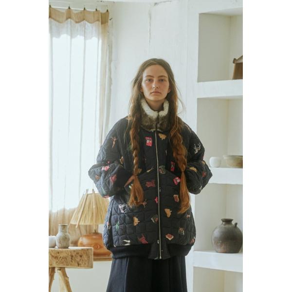 商品発送元：AMATERAファッション・ブランド納屋にしまいこまれたアンティークの思い出の品々、そんなイメージでデザインされたオリジナルのキルティングが印象的なブルゾンです。見た目だけでなく、軽くて暖かいアウターとしての実力も備えた自慢の逸...