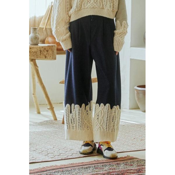 商品発送元：AMATERAファッション・ブランド、メンズ・紳士服氷が溶けて地面が見えるように雪解けをイメージした刺繍で縄編みのニットをあしらったミックスニットパンツ。タイトなトップスに映えるワイドシルエット。説明不要の可愛さです。※ユニセッ...