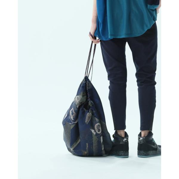 商品発送元：AMATERAファッション・ブランドホラー映画のシーンを集めたようなゴブラン織にも似た精緻なジャカード生地をダッフルバッグに仕立てました。ナップザックのような感覚で斜めがけでご使用いただけます。こういうの好きです。 ITEM N...