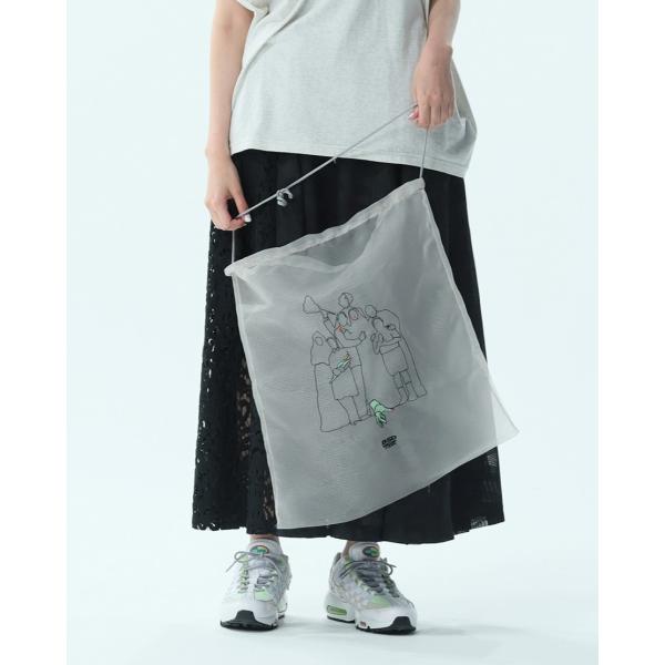 商品発送元：AMATERAファッション・ブランド透け感のあるシンプルなバッグに刺繍の入ったキッチュなアイテムです。BEIGE/The Family  某有名家族をモチーフにステッチ刺繍BLACK/Horror Tune 某ホラー映画をモチー...