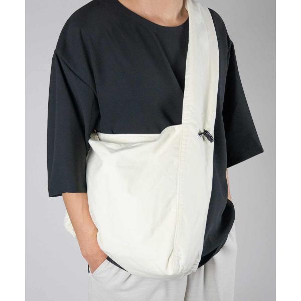 商品発送元：AMATERAファッション・ブランド、メンズ・紳士服■リングカラビナ付のレザーコードがあしらわれたラフな コットンショルダーバック。 ■バックの中から鍵やパスケースなどさっと取り出したいときに 表側のレザーコードを引くとコード先...