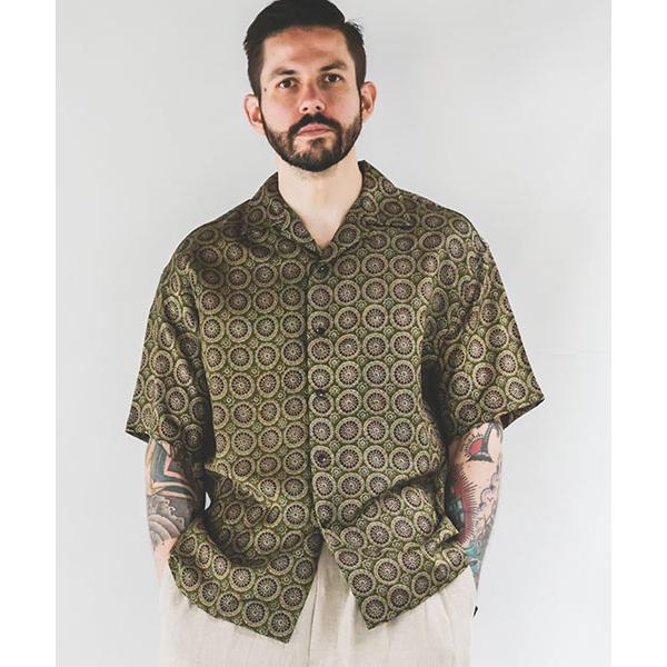 商品発送元：AMATERAファッション・ブランドレーヨンの柔らかさ、麻のシャリ感を併せ持つ素材をベースに、サークルでフラワーを表現したバティック柄をプリントした生地。マテリアルのインパクトと調和させるシンプルなボックスシルエットのオープンカ...