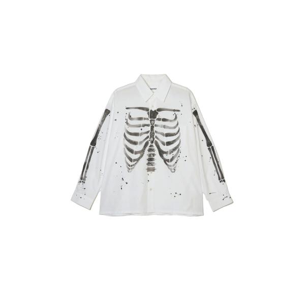 商品発送元：AMATERAファッション・ブランド、メンズ・紳士服 BONE AIR BRUSH SHIRTSあえてタテ糸の番手を太くし透け感をなくしたブロードを使用したオーバーシャツ。エアブラシで施した手作業による骨折した骨のブラッシングが...