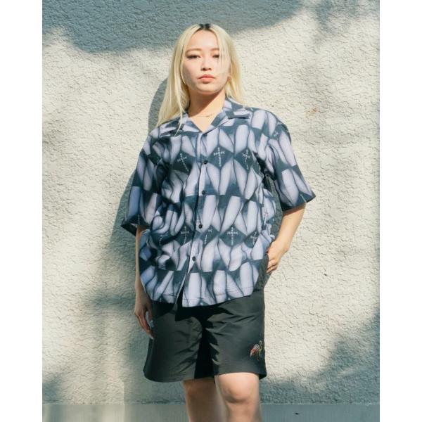 商品発送元：AMATERAファッション・ブランドBCB HAWAIAN SHIRTS [JOHN125] インドネシアのアパレルブランドBERAKとのコラボライン。今回は日本のアーティストJOHN 125を招いてなテキスタイルとなっています...