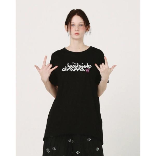 商品発送元：AMATERAファッション・ブランドBEDSIDEDRAMA 2026春夏 BSD26SS-25B BEDSIDE SISTERS Flare T-Shirtどこか既視感のあるような雰囲気のあるロゴマークと舞い踊るピンクのキャラ...