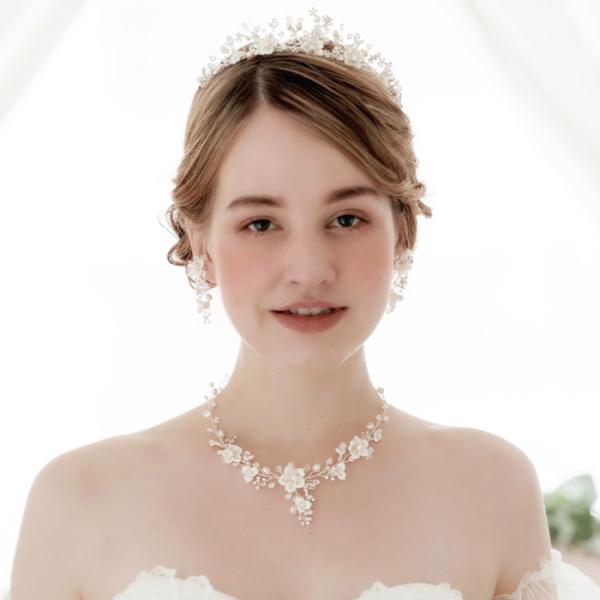 商品発送元：ANNAN WEDDINGバッグ・靴・小物WEDDING ACCESSORYホワイトフラワーモチーフにときめく可愛さ満点のセット  ティアラ付き３点セット　T36_LM199DESINGホワイトフラワーモチーフにときめく可愛さ満...