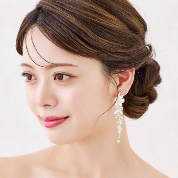 商品発送元：ANNAN WEDDINGバッグ・靴・小物WEDDING ACCESSORY印象的なロングシルエットイヤリングウェディングイヤリング/ピアス　ME83DESIGN人気のアンティーク風加工フラワーモチーフのロングイヤリング。縦長の...