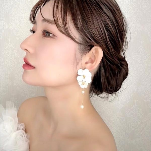 商品発送元：ANNAN WEDDINGバッグ・靴・小物WEDDING ACCESSORY上品ホワイトフラワーとパールがゆれる イヤリング/ピアス　ME151DESIGN柔らかい雰囲気が可愛いホワイトフラワーのウェディングイヤリング/ピアス。...