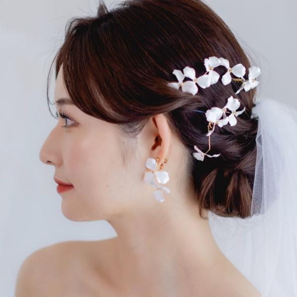 商品発送元：ANNAN WEDDINGバッグ・靴・小物WEDDING ACCESSORYガーリーな白花イヤリングが揺れる ウェディングイヤリング ME214DESIGN2連のお花チーフが揺れるウェディングイヤリング。艶感のある白花モチーフの...