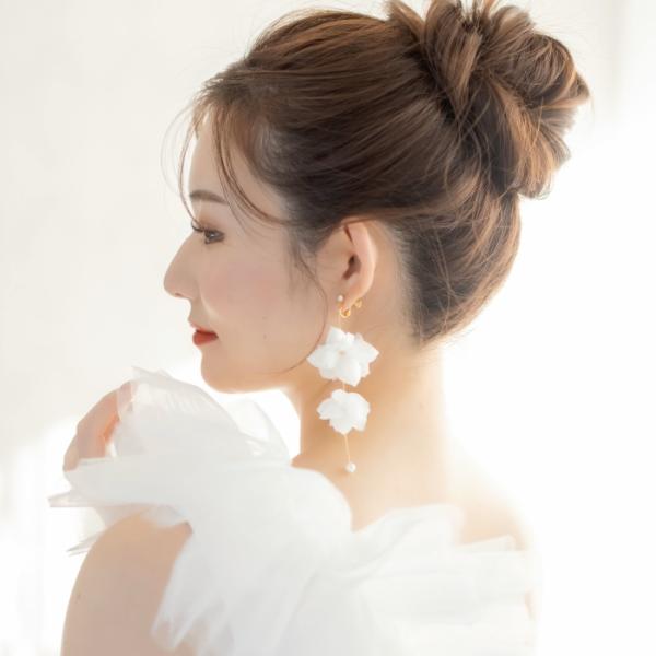 商品発送元：ANNAN WEDDINGバッグ・靴・小物WEDDING ACCESSORYスッキリ縦長の揺れ感イヤリング ウェディングイヤリング ME209DESIGN張りのあるウェディングサテンのお花がふんわり咲いた360度可愛いウェディン...