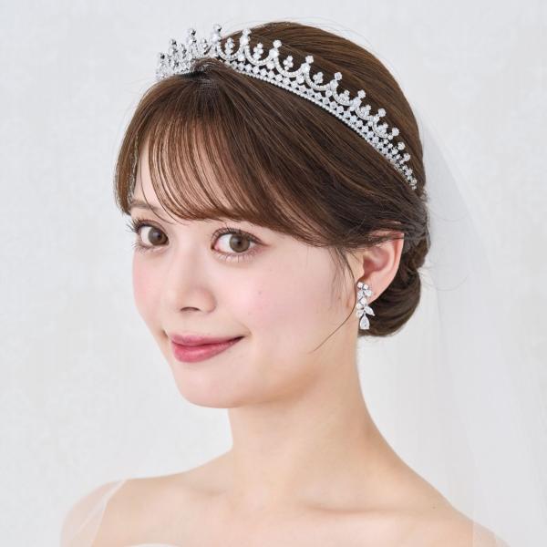 商品発送元：ANNAN WEDDINGバッグ・靴・小物WEDDING TIARA横顔まで美しい幅広ティアラ  《ゼクシィ雑誌　アプリ》にてご掲載いただきました。 横幅広めティアラ　JT18 DESIGNハイクラスな雰囲気の幅広ウェディングテ...