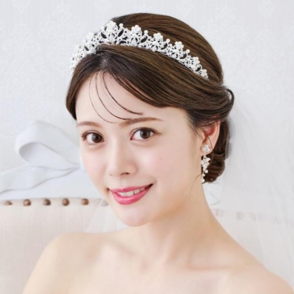 商品発送元：ANNAN WEDDINGバッグ・靴・小物WEDDING TIARA横幅広めデザインとパールが可愛いティアラ    横幅広めティアラ T52DESIGN高貴な雰囲気と柔和な雰囲気がおしゃれな横幅広めのロイヤルクラウンティアラ。花...