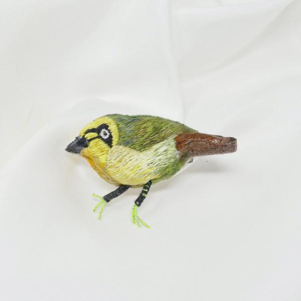 商品発送元：Artistsan online shopその他縦:43mm横:75m重さ:4g糸・地：絹土台：軽量粘土メグロは目の周りの黒さがとてもチャーミングな作品です。バッグや帽子、服の胸元にも可愛いですね。そして、重さを感じられないほど...