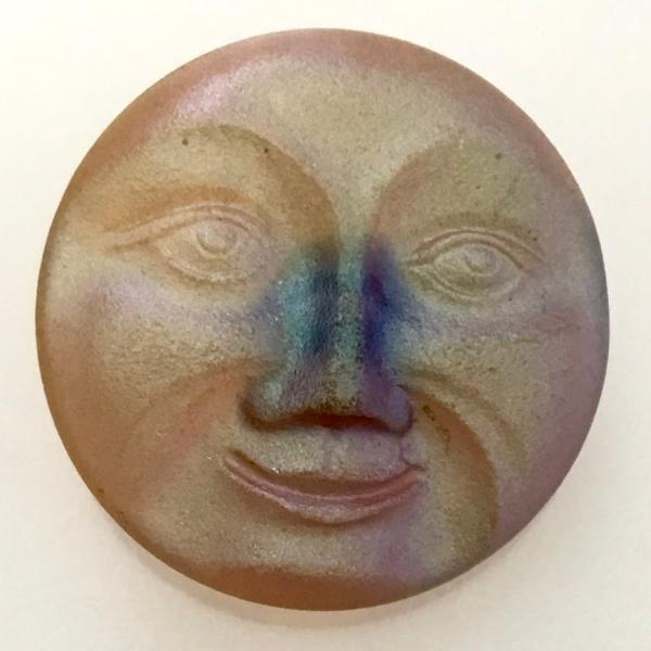 商品発送元：Bead Soup　(ビードスープ)ジュエリー・アクセサリーチェコのハンドメイドガラスボタンです。裏面にワイヤーのシャンク（脚）付き。線径2mmまでのコードが通せます。留め具として使うのはもちろん、金具などを接着したり、ビーズで...