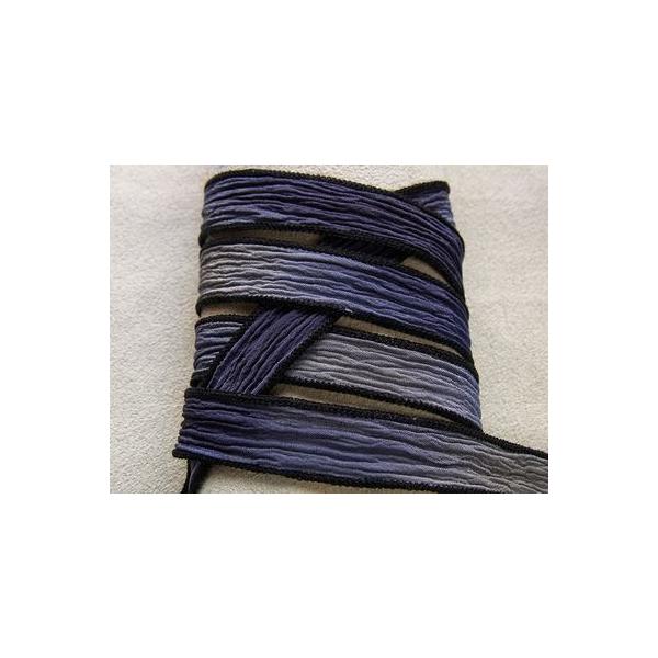 商品発送元：Bead Soup　(ビードスープ)シルク。　長さ約85cm、幅約1.3cmおもちゃ・ホビー・ゲーム、手芸・クラフト、ビーズHand dyed silks　"Blue Gray Blend/Black edges"ブルー〜グレイ...