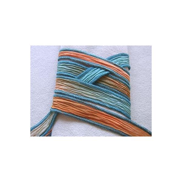 商品発送元：Bead Soup　(ビードスープ)シルク。　長さ約85cm、幅約1.3cm。おもちゃ・ホビー・ゲーム、手芸・クラフト、ビーズHand dyed silks　"Sant Fe Summer"ターコイズ〜オレンジのブレンドにターコ...