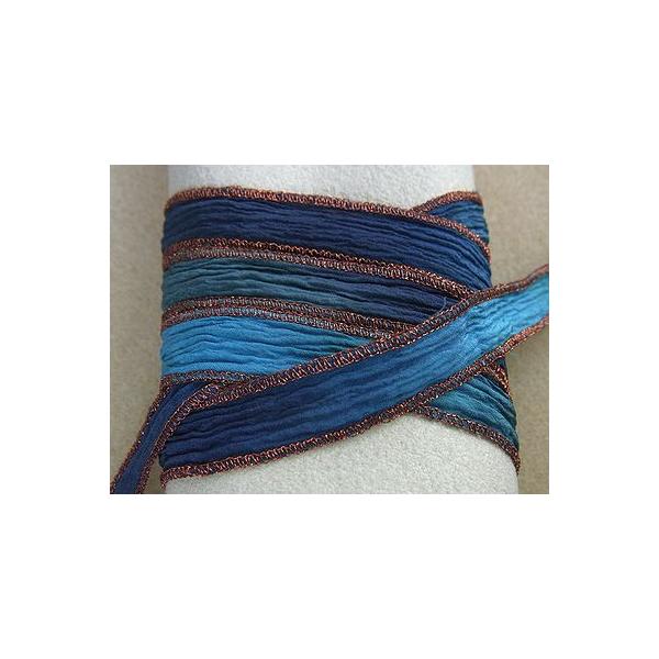 商品発送元：Bead Soup　(ビードスープ)シルク。長さ約85cm、幅約1.3cm。おもちゃ・ホビー・ゲーム、手芸・クラフト、ビーズHand dyed silks　"Blue Me Away/Bronze edges"ブルー系ブレンドに...