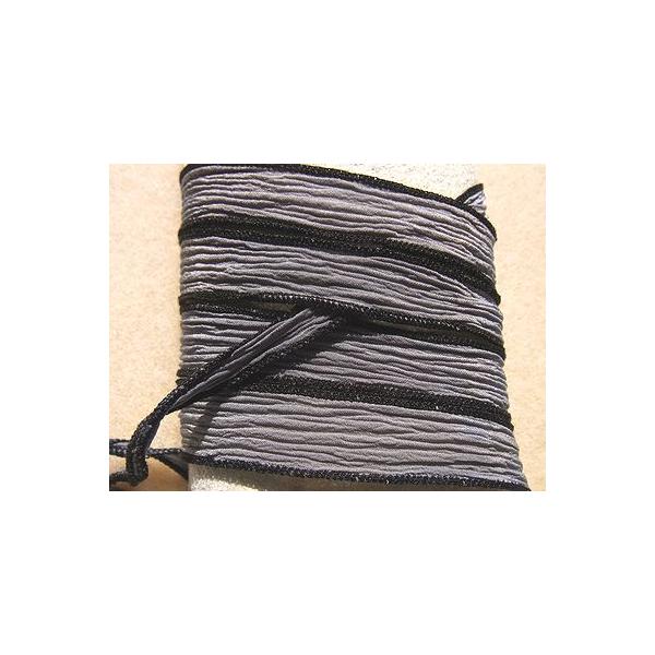 商品発送元：Bead Soup　(ビードスープ)シルク。長さ約85cm、幅約1.3cm。おもちゃ・ホビー・ゲーム、手芸・クラフト、ビーズHand dyed silks　"Dove Gray/Black edges"明るいグレイに黒の縁どり。...